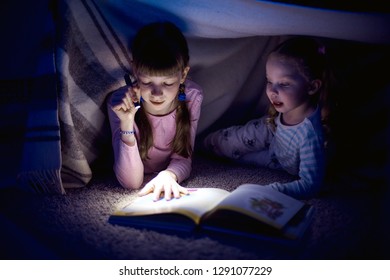 1,324 Kid reading under covers Images, Stock Photos & Vectors ...