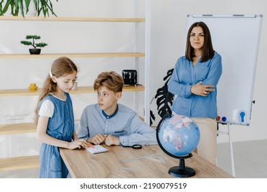 1,812 Teacher observing students Images, Stock Photos & Vectors ...