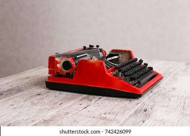 581 Typewriter Side View Images, Stock Photos & Vectors | Shutterstock