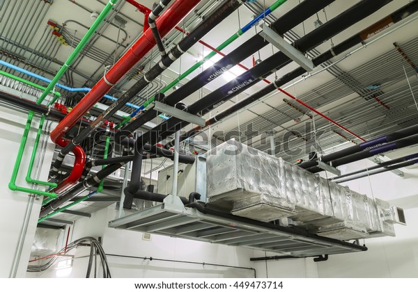 Système de ventilation et tuyauteries installés : photo de stock ...