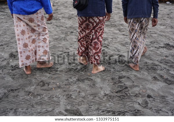 Walking Man Using Batik Stock Photo 1333975151 | Shutterstock