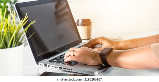 816 imágenes de Hombre codificando en un portátil - Imágenes, fotos y ...
