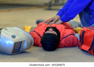 First Aid Training Factory Industrial Welder Foto stock 695116354 ...