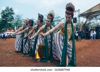 112 Tari topeng betawi Images, Stock Photos & Vectors | Shutterstock