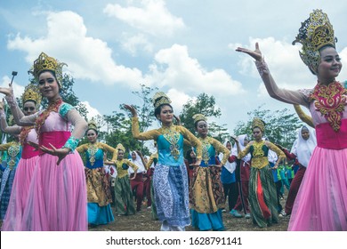 112 Tari topeng betawi Images, Stock Photos & Vectors | Shutterstock