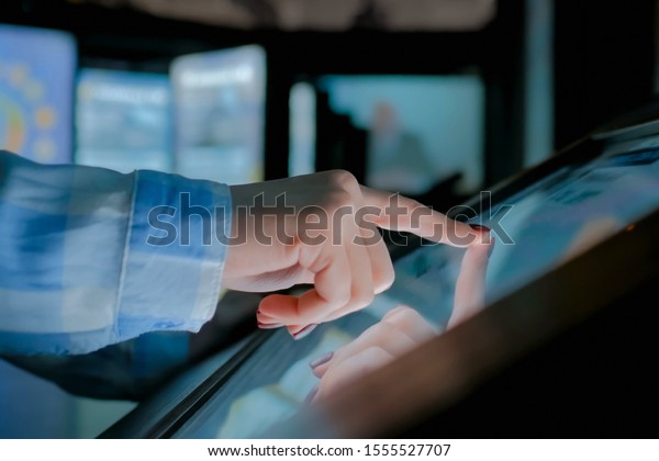 141,216 Women Using Touch Screen Images, Stock Photos & Vectors ...