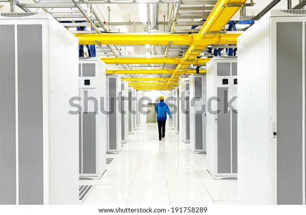 personal de la sala de telecomunicaciones