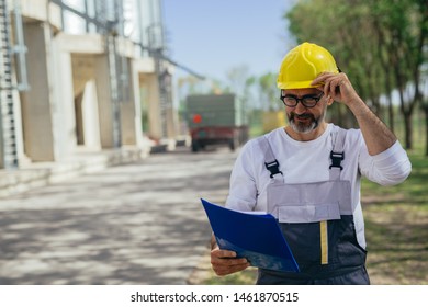 Worker Controlling Grain Loading Standing By Stock Photo 1461870515 ...