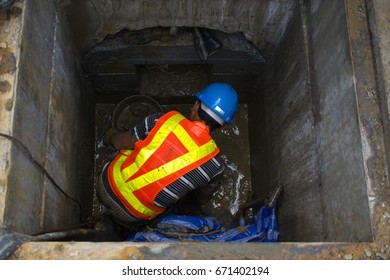2,954 Man In Manhole Stock Photos, Images & Photography | Shutterstock