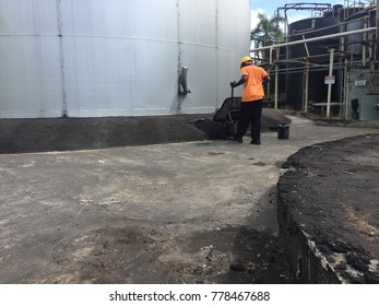 Worker Patching Tank Base Premix Tar Stock Photo 778467688 | Shutterstock