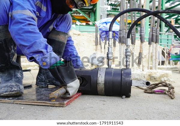 Worker Using Hydraulic Press Squeeze Coupler Stock Photo 1791911543 ...