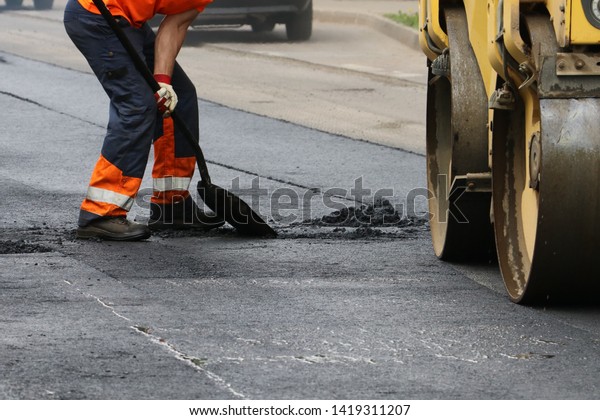 Worker Using Tool Smooth Asphalt On Stockfoto (redigera nu) 1419311207