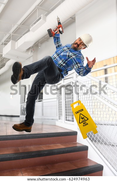 Worker Wearing Hard Hat Falling Down Stok Fotoğrafı (Şimdi Düzenle ...