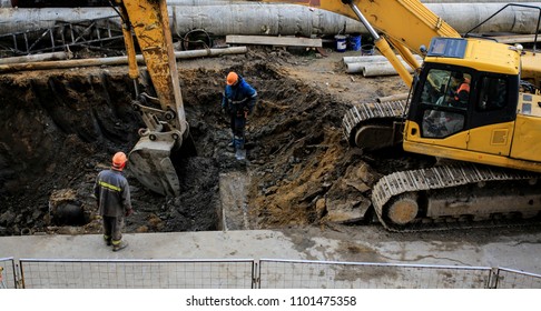 Workers Excavate Pit Excavator Road Repair库存照片756460060 | Shutterstock