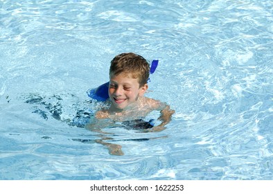 Young Boy Pool Stock Photo 1622253 | Shutterstock