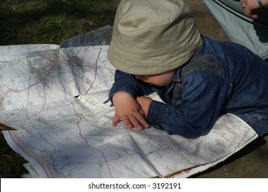 Young Boy Reading Map ภาพสต็อก 3192191 | Shutterstock