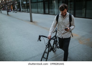 344 Man Using Phone While Riding Bike Images, Stock Photos & Vectors ...