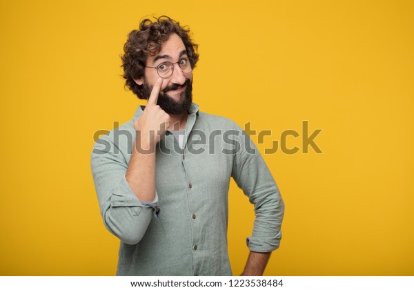 joven loco mirando, observando, vigilando un objeto en frente, o ...