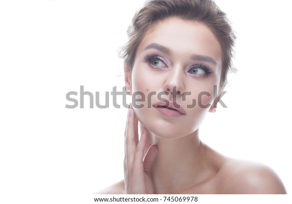 Young Girl Gentle Nude Makeup Hairstyle Stockfoto 745069978 Shutterstock
