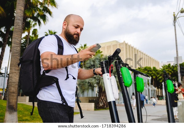 Joven escaneando código qr con su Foto de stock 1718394286 | Shutterstock