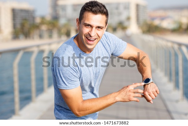 Young Man Using Smartwatch During Workout库存照片1471673882 | Shutterstock