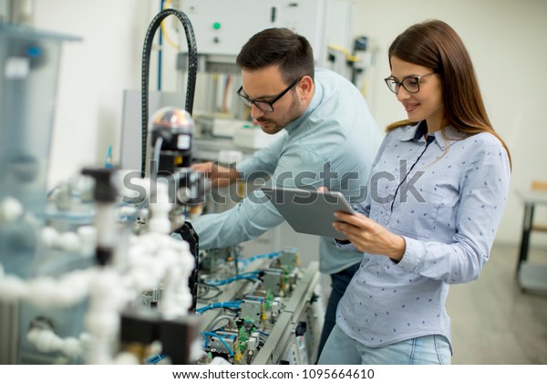 Jóvenes que trabajan en el taller de electrónica