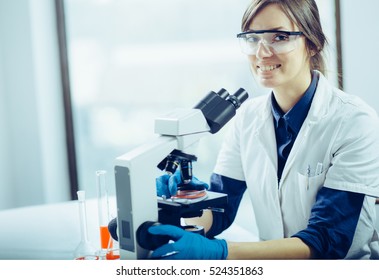 3,987 People Looking Through Microscope Images, Stock Photos & Vectors ...