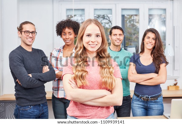 Junge Frau als Auszubildende oder Praktikantin Stockfoto 1109939141 ...