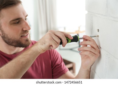 5,490 imágenes de Worker using screwdriver - Imágenes, fotos y vectores ...