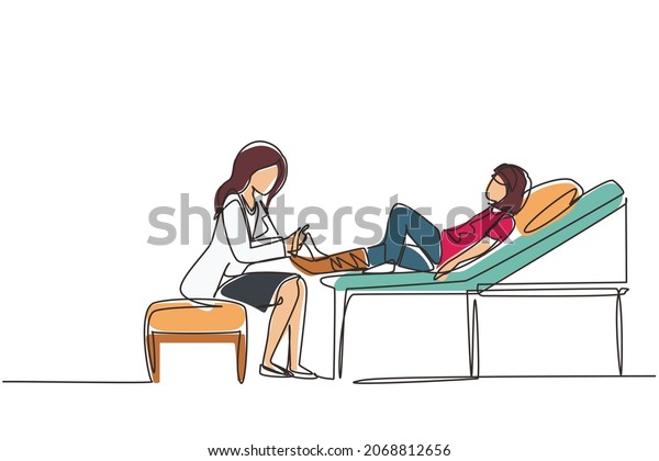 Continuous One Line Drawing Medical Doctor Stock Vector (Royalty Free ...
