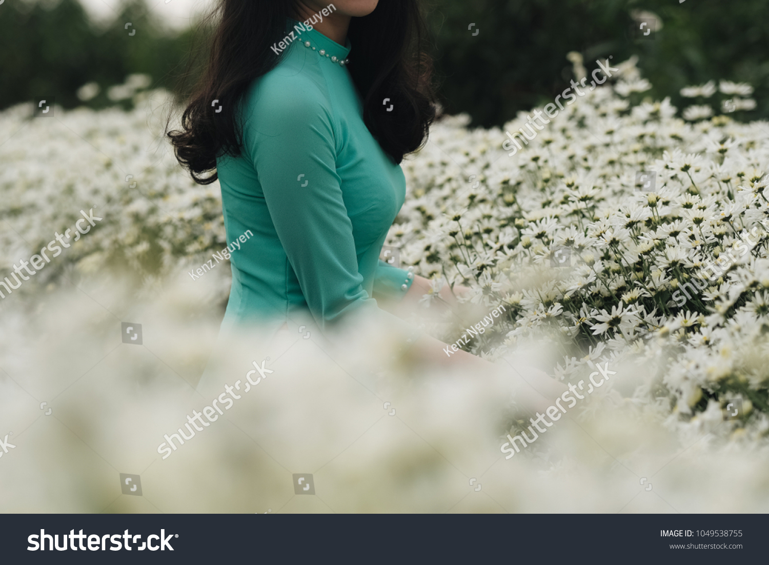 Girl Wearing Traditional Vietnamese Dress Holding库存照片1049538755