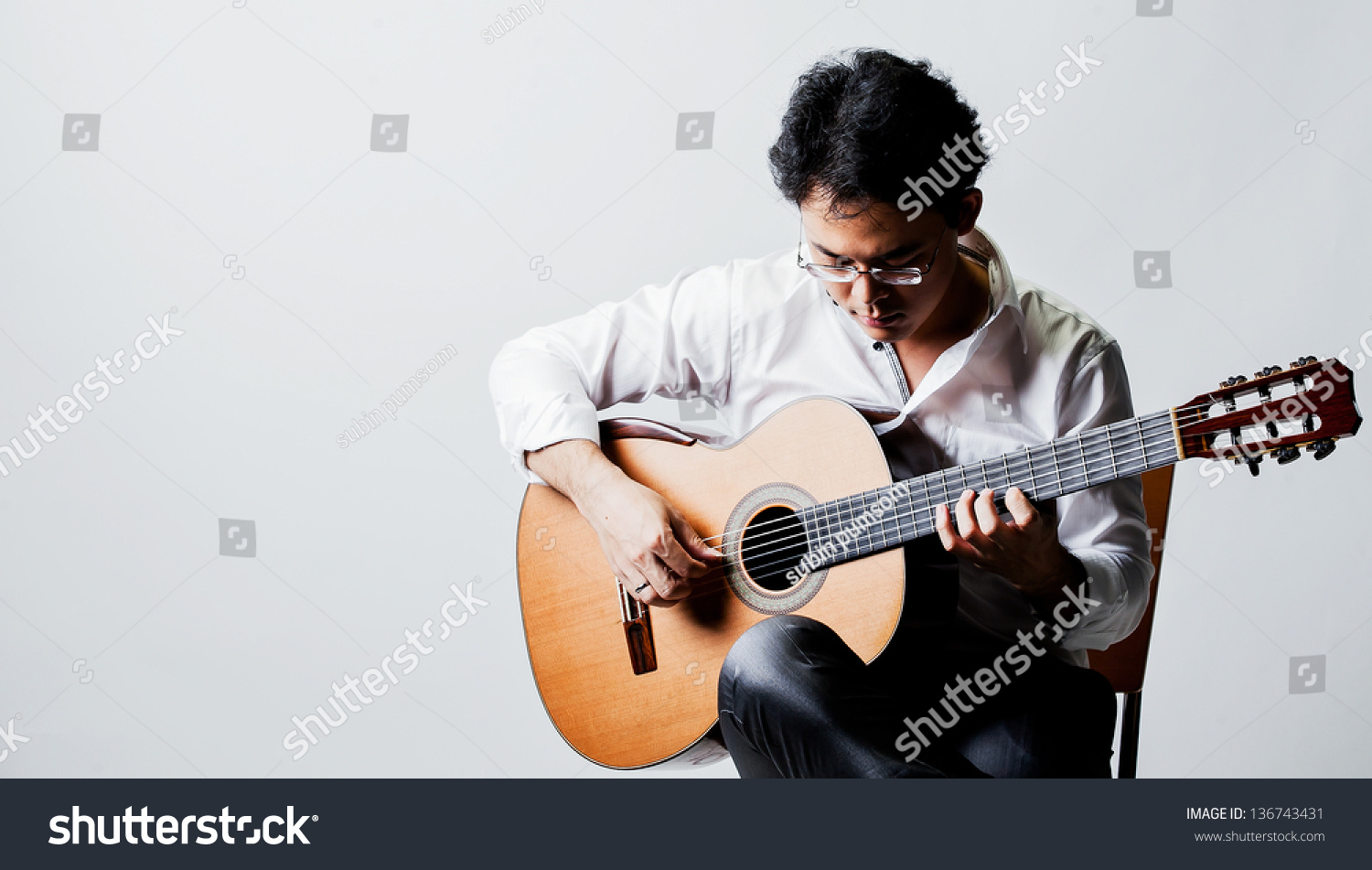 Acoustic Guitar Guitarist Foto stock 136743431 | Shutterstock Acoustic Guitar Guitarist Foto stock 136743431 | Shutterstock