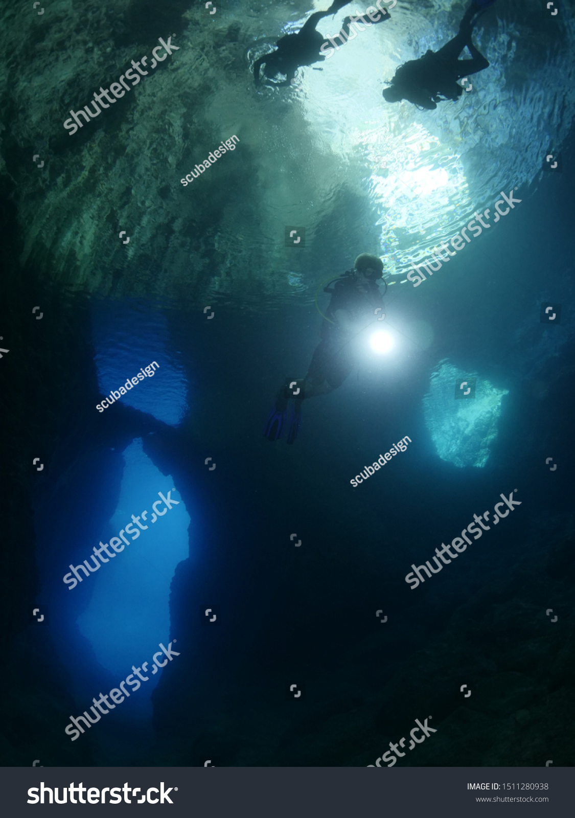 Scuba Diver Exploring Discovering Caves Underwater 스톡 사진 1511280938 ... Scuba Diver Exploring Discovering Caves Underwater 스톡 사진 1511280938 ...