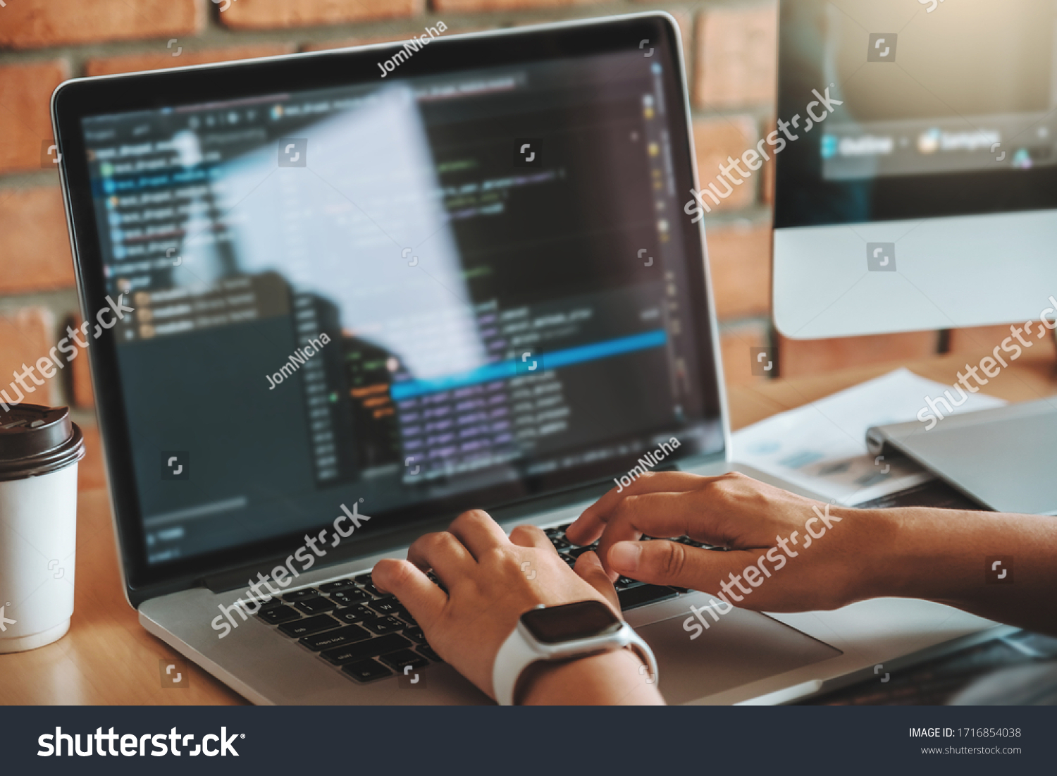 Desenvolvimento da equipe de programadores lendo Foto stock 1716854038 ...