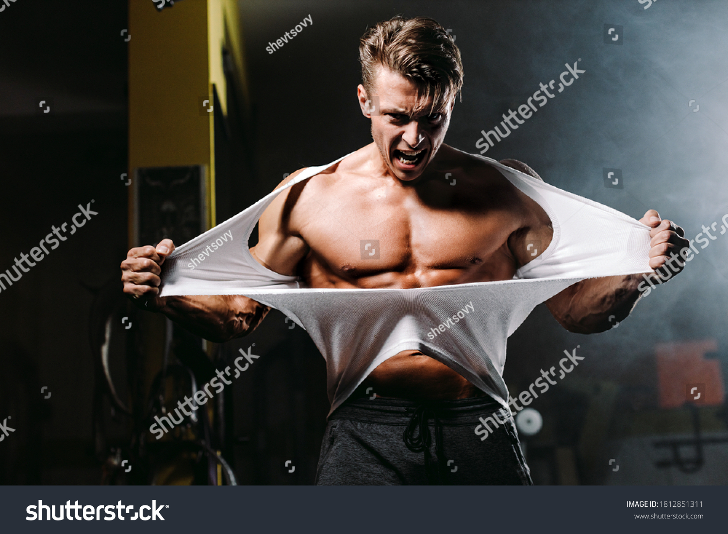 Hombre Sexy Muscular Rompiendo Camisa En Foto De Stock 1812851311 Shutterstock