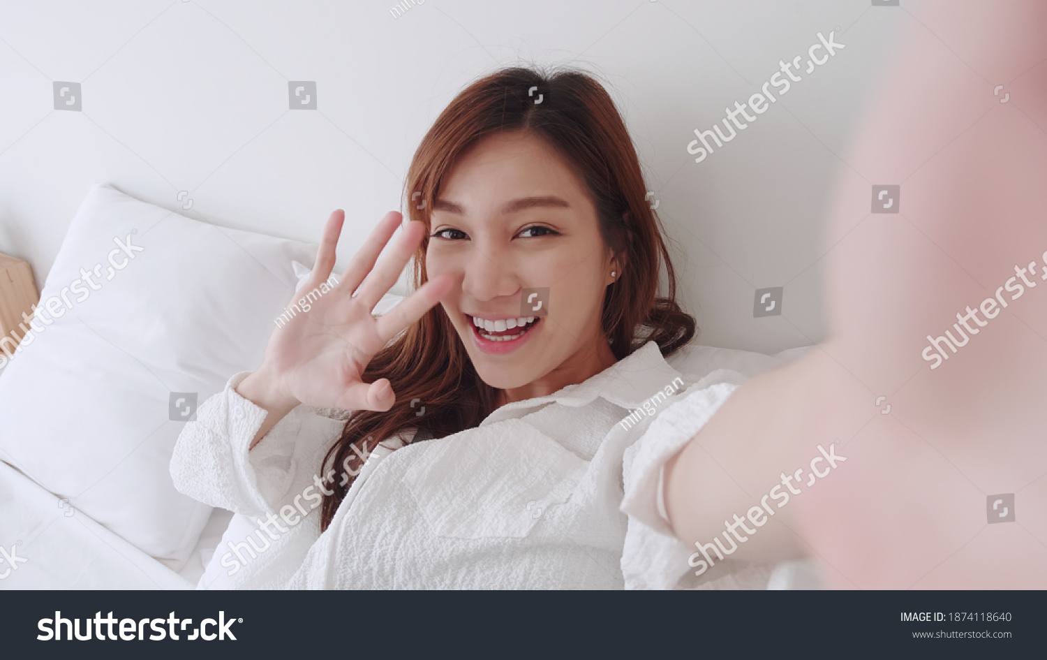 5437 Asian Girl Selfie With Hand 图片、库存照片和矢量图 Shutterstock
