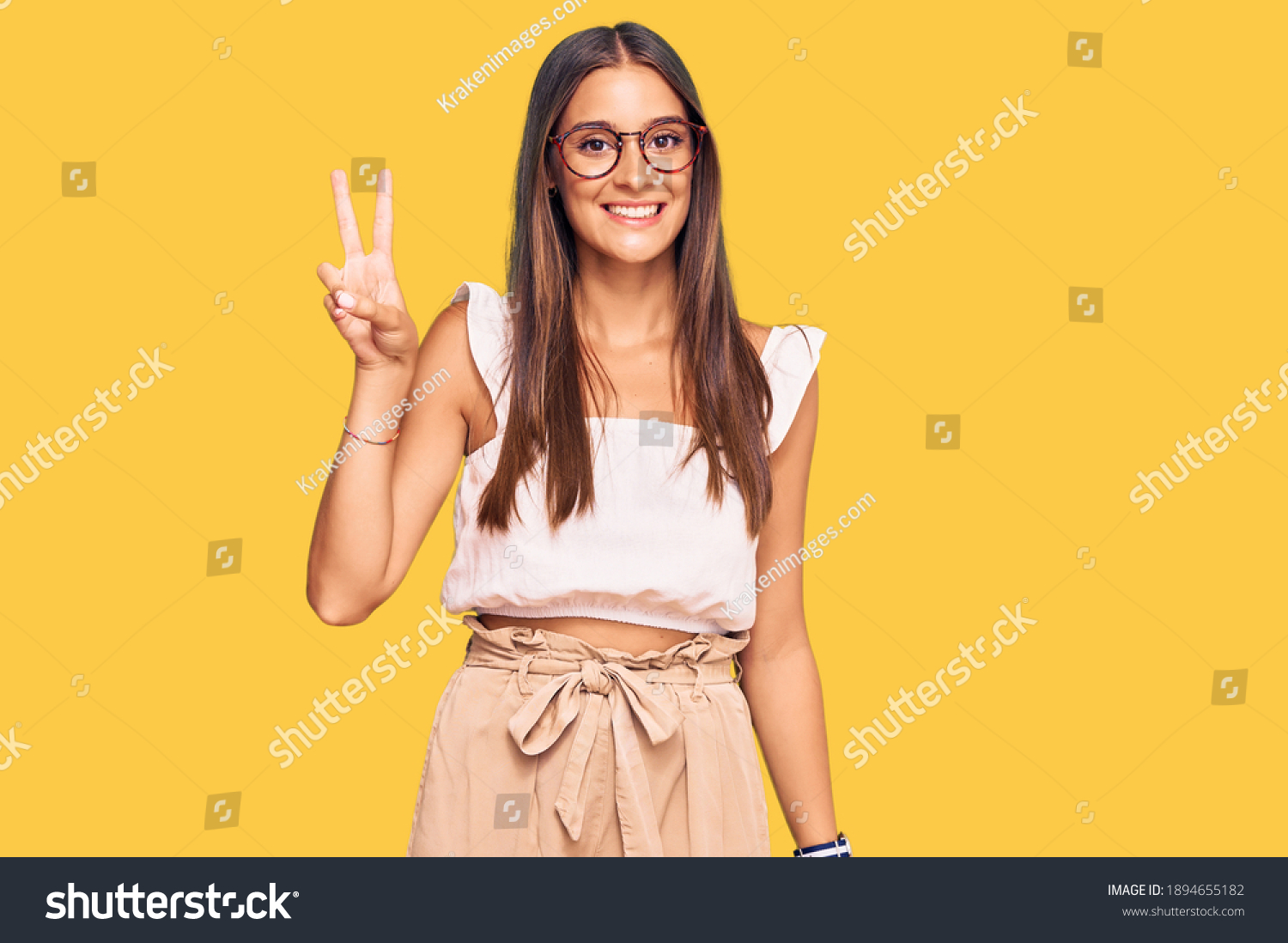 63923件の「peace Sign Girl」の画像、写真素材、ベクター画像 Shutterstock