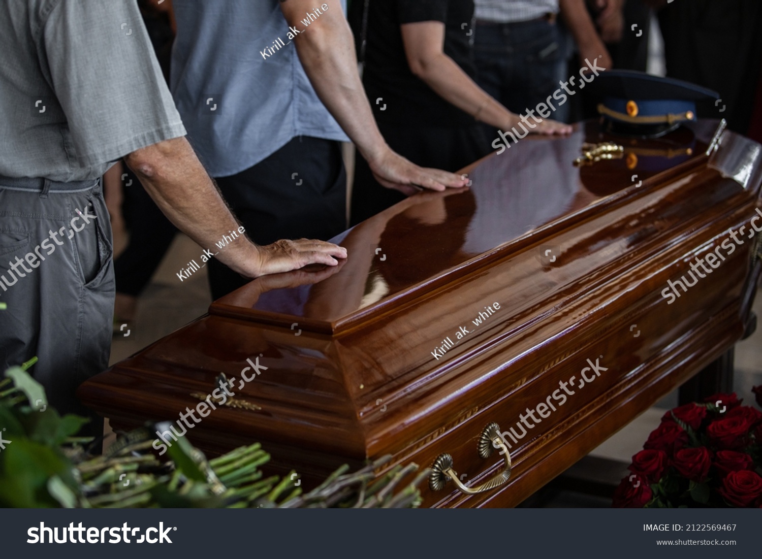People Came Say Goodbye Deceased Relative库存照片2122569467 | Shutterstock People Came Say Goodbye Deceased Relative库存照片2122569467 | Shutterstock