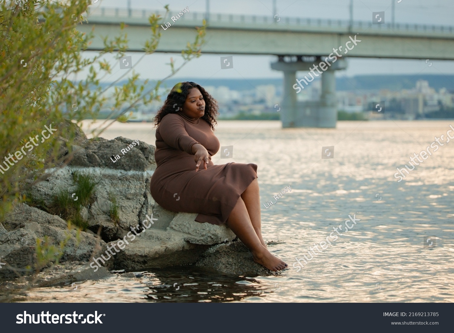 Barefoot Blackhaired Plump African American Interracial Foto Stok