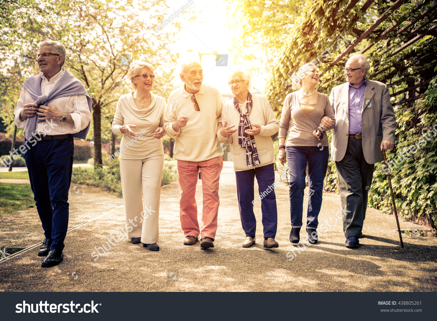 Groep Oude Mensen Lopen Buiten Oude Stockfoto 438805261 Shutterstock