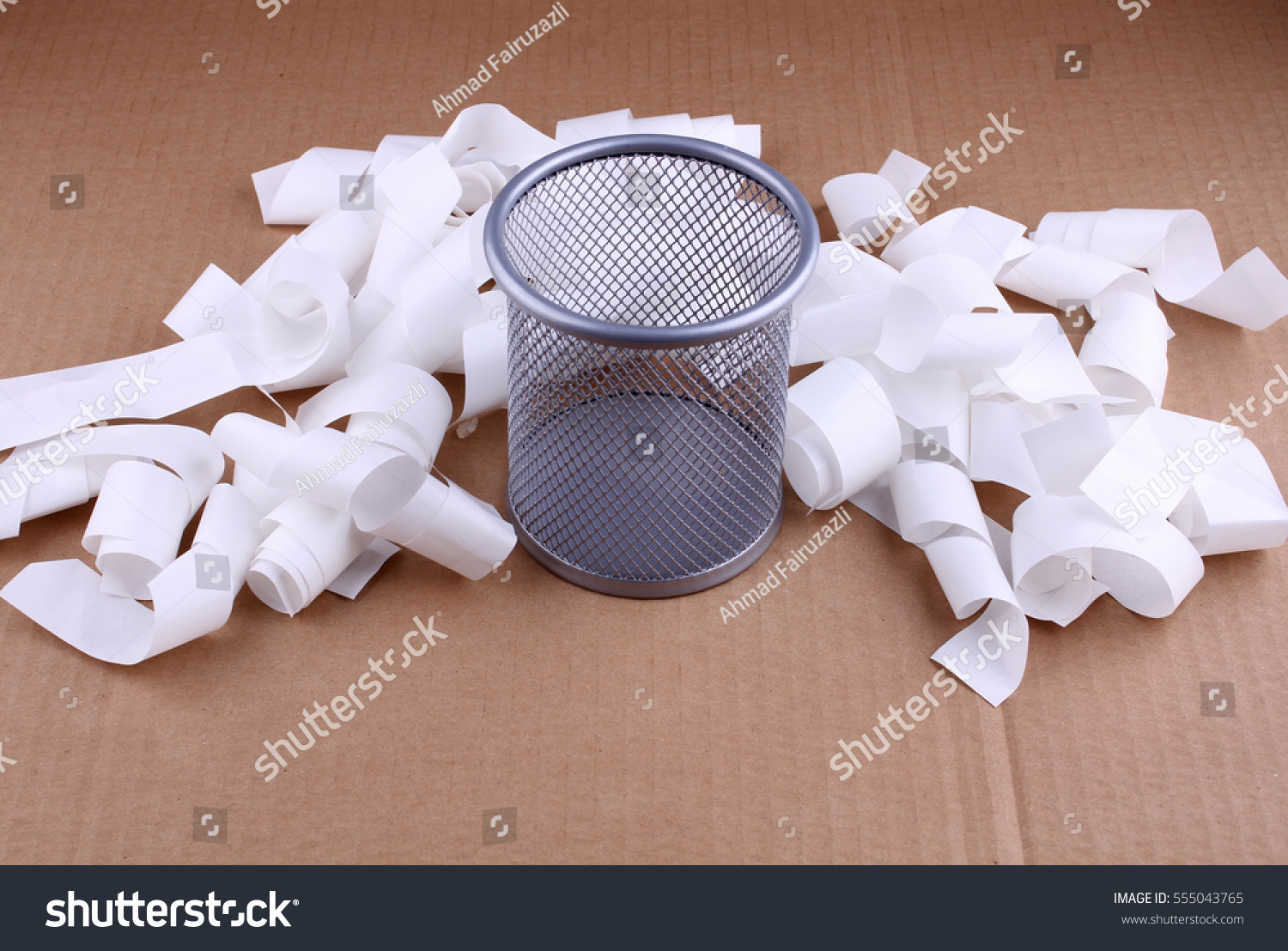 Full Wire Mesh Trash Can Crumpled Foto Stok 555043765 | Shutterstock Full Wire Mesh Trash Can Crumpled Foto Stok 555043765 | Shutterstock
