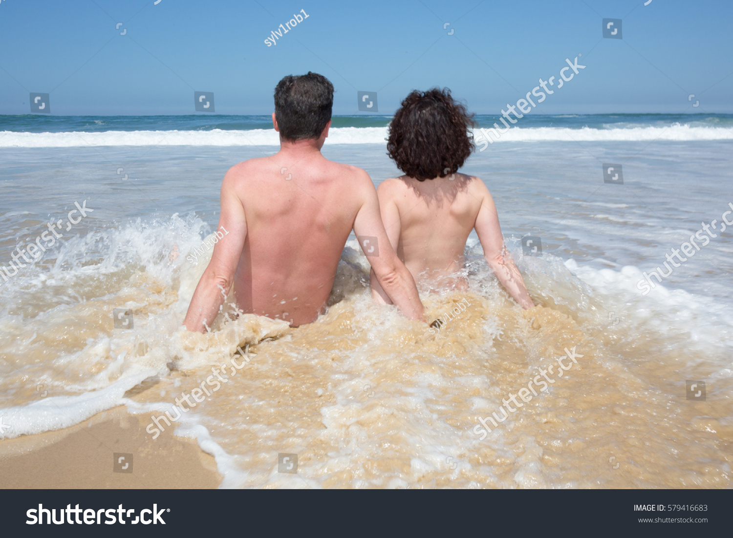 Nacktes Paar Am Strand Im Sommerurlaub Stockfoto 579416683 Shutterstock