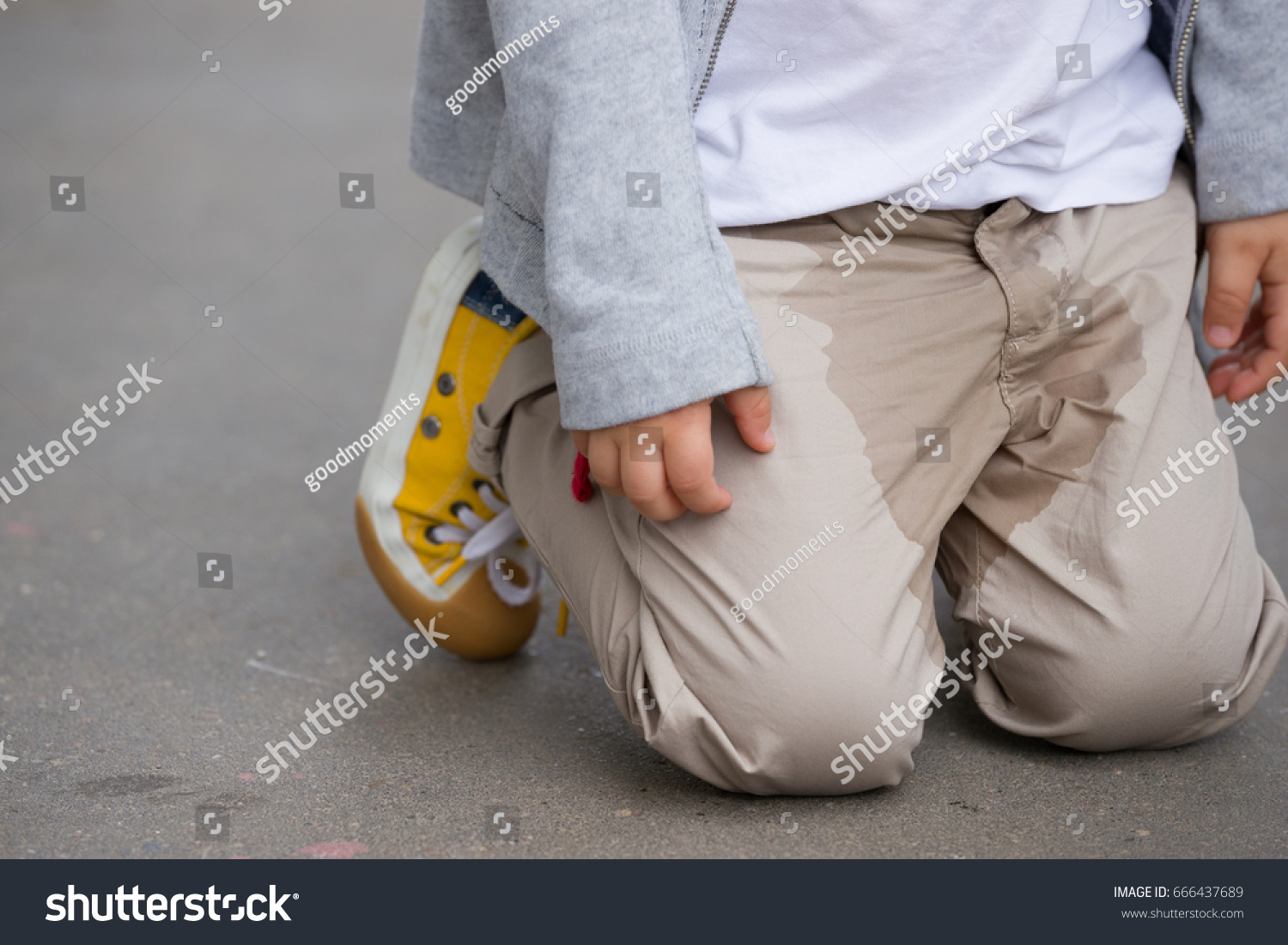 Uma Criança Pequena Fazendo Xixi Em Foto Stock 666437689 Shutterstock