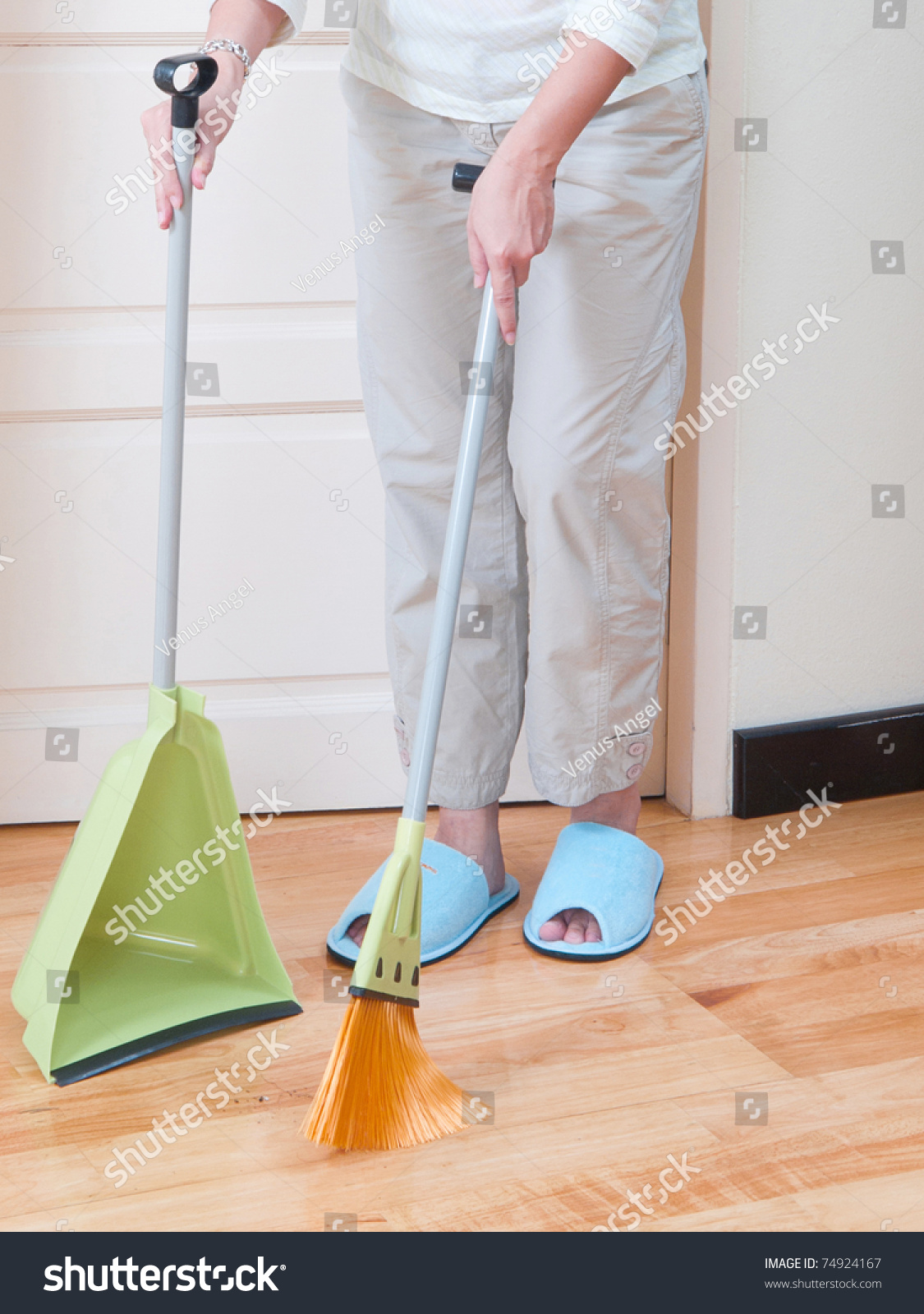 Housewife Use Broom Dustpan Cleaning Floor 스톡 사진 74924167 Shutterstock