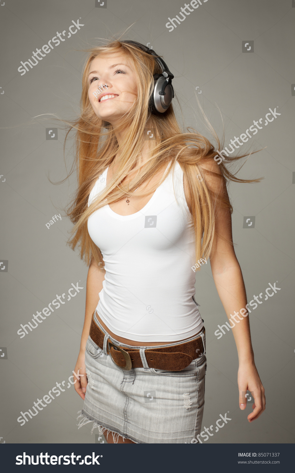 Beautiful Female Headphones Listening Music Fluttering写真素材85071337