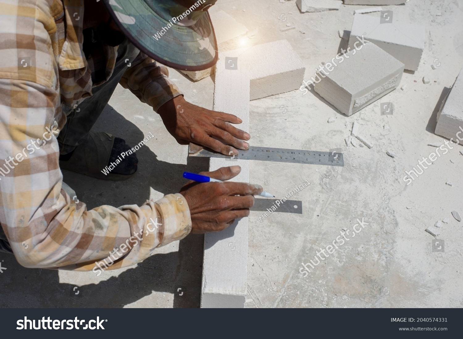 Construction Workers Use Tools Cut Bricks Stock Photo 2040574331 ...