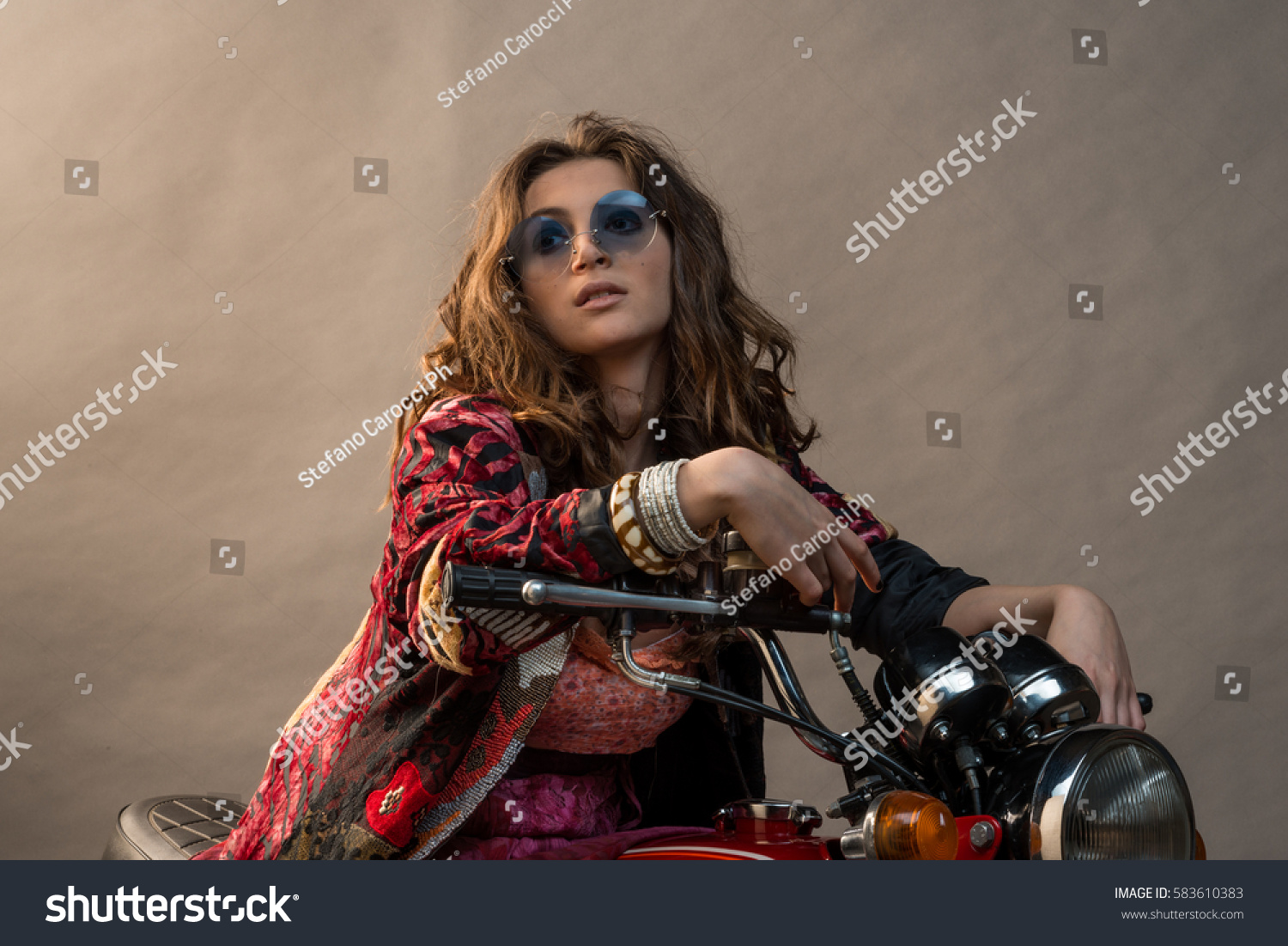 Sexy Girl Sit On Bike Hands写真素材583610383 Shutterstock