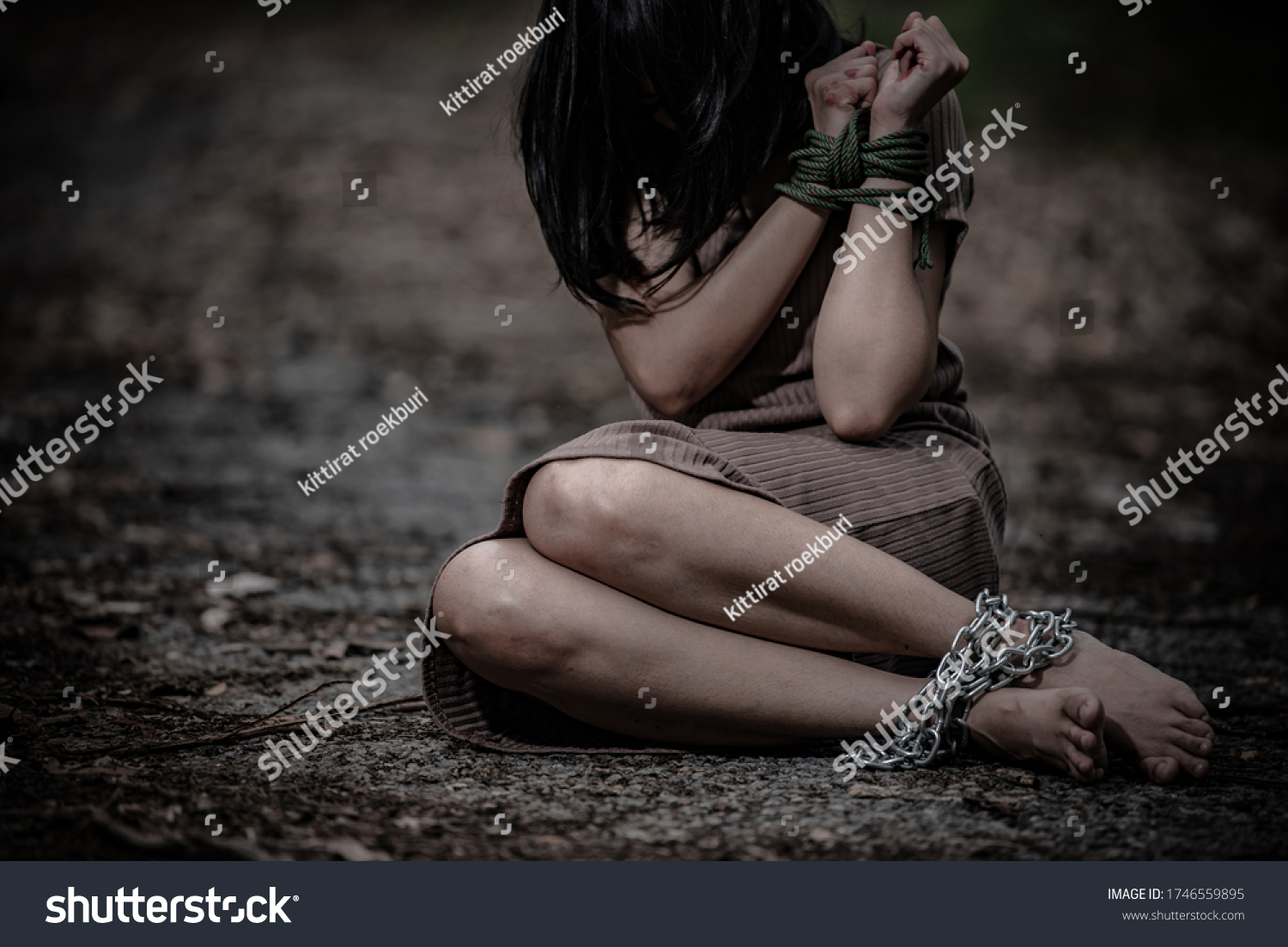 Mujer Rehén Asiática Atada Con Cuerda Foto De Stock 1746559895 Shutterstock