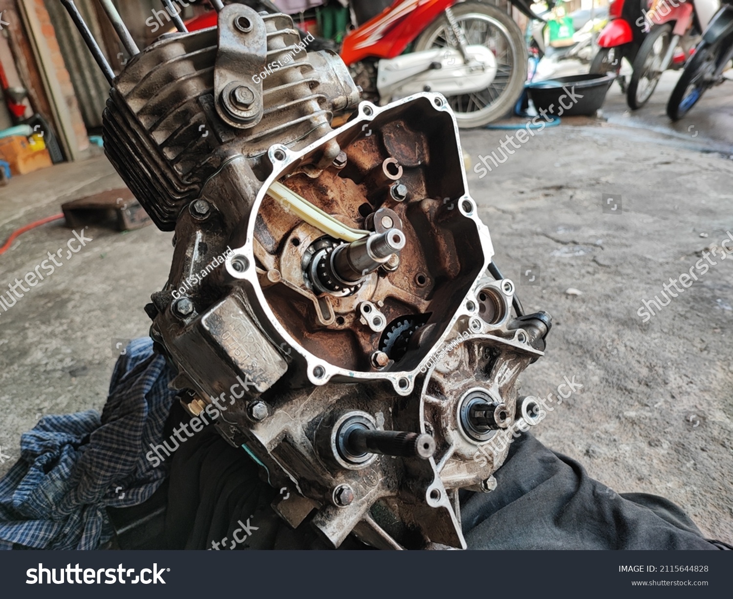 Assembling Motorcycle Engine By Mechanic Stock Photo 2115644828 ...