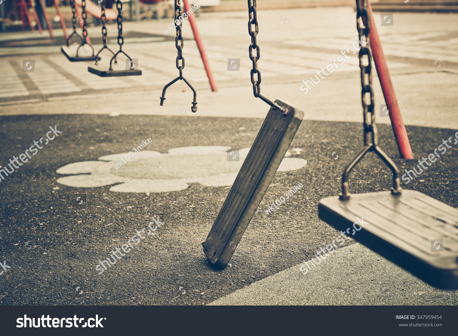 Broken Swing Set 295 Images Photos Et Images Vectorielles De Stock Shutterstock